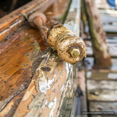Ai创作图木船防护 旧船装点 龙舟细节 木制木船船头 旧船装修 船栓 生锈的船体 游船维修 木船隔舱 脏兮兮的木船 古代木船上 木屋细节结构 乌篷船部件 旧的泊船停船铁锈 古船木雕nipic