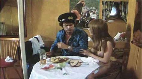 Naked Claudia Fielers In Zwei Rebl Use Auf Dem Weg Zur Loreley