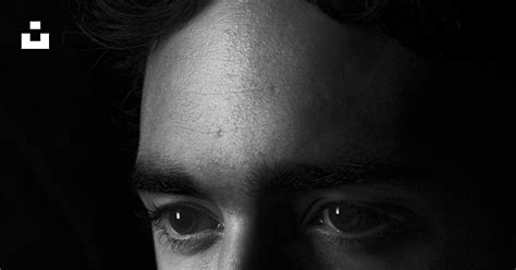 그녀의 손으로 그녀의 얼굴을 가리고있는 여자의 그레이 스케일 사진 사진 Unsplash의 무료 초상 이미지