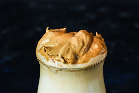 달고나 커피 트렌드 아이스 드링크 카푸치노 또는 라떼 푹신한 크리미 휘핑 메뉴 개념 건강 한 식사 음식 배경 상단보기 복사 공간 0명에 대한 스톡 사진 및 기타 이미지