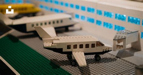 테이블 위에 있는 작은 비행기의 레고 모델 사진 Unsplash의 무료 장난감 이미지