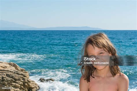 En Vacker Flicka Som Poserar På En Strand Vid Havet Foton Och Fler