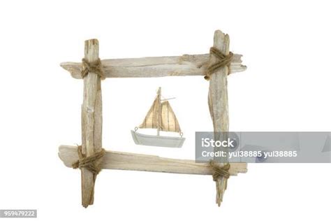 여름 바다 프레임입니다 유 목 프레임입니다 백 해 공을 잡 습 및 흰색 배경에 고립 된 작은 흰색 요트와 꼬기의 프레임 바다 Styleinterior 여름 프레임 0명에