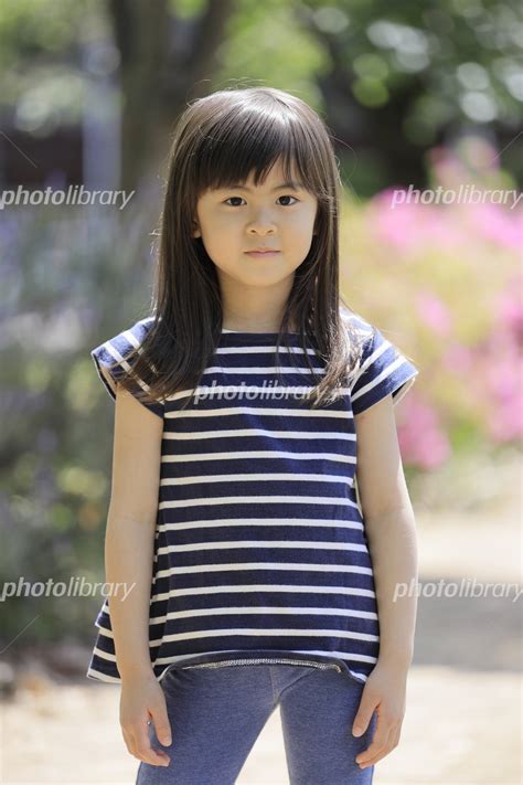 緑の中の女子小学生 6歳 の笑顔 写真素材 [ 6769710 ] フォトライブラリー Photolibrary