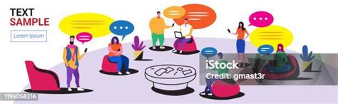 디지털 장치에서 채팅 앱을 사용하는 사업가 소셜 네트워크 버블 통신 개념 비즈니스 사람들 팀 메시징 사무실 라운지 영역 전체 길이 수평 빈백에 대한 스톡 벡터 아트 및 기타