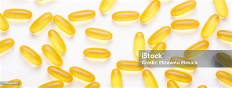 오메가 3 캡슐 흰색 배경 생선 기름 노란 소프트 젤 비타민 D E 건강 관리 배너의 보충 개념 간 내부 기관에 대한 스톡 사진 및 기타 이미지 Istock