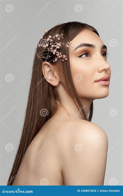 Belleza Jovencita Atractiva Con Piel Suave Perfecta Y Aspecto De Maquillaje Natural Que Posan