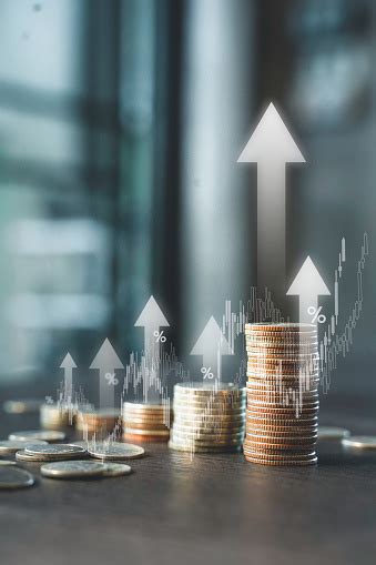 위쪽 화살표와 백분율 기호가 있는 동전 더미 금융 은행 금리 인상 금융에 대한 스톡 사진 및 기타 이미지 금융 투자 저축