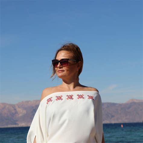 ЕЛЕГАНТНА РОКЛЯ В ЕКРЮ С ШЕВИЦИ