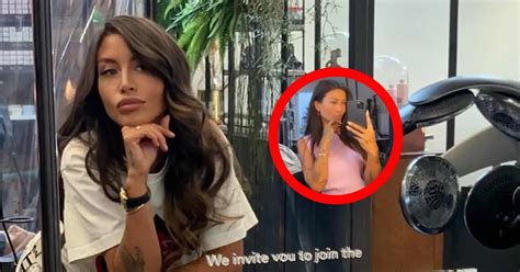 Foto Jaimie Vaes Poseert In Roze Onderbroekje Voor Spiegel