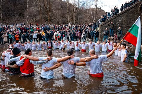 УВАЖАЕМИ УЧИТЕЛИ УВАЖАЕМИ КУЛТУРНИ ДЕЙЦИ Приемете нашите искрени поздравления по повод 1