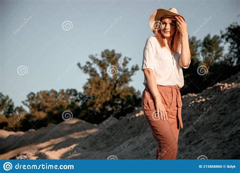 Joven Hermosa Mujer Solitaria Con Pelo Largo Con Sombrero De Paja Una Chica Solitaria Baja Por