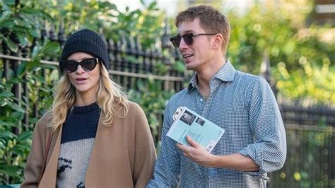 Efter Kæresterygter Nu Deler Græsk Prins Billede Af Kendt Model Bt