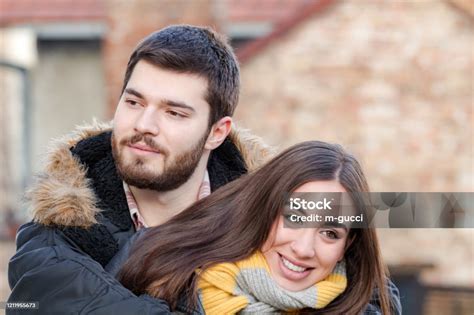 도시 환경에서 야외를 즐기는 젊은 부부 커플에 대한 스톡 사진 및 기타 이미지 커플 20 29세 2명 Istock
