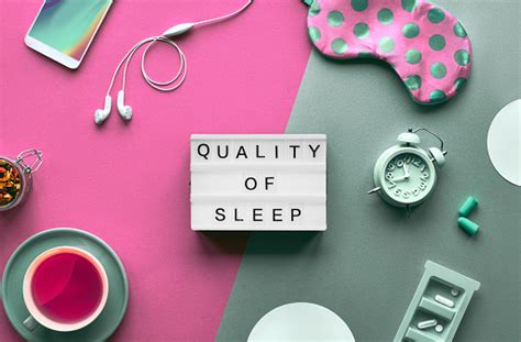 건강한 밤 수면 창조적 인 개념 수면 마스크 알람 시계 이어폰 귀마개 진정 차와 알약 두 톤 핑크와 녹색 배경을 분할합니다 라이트박스의 텍스트 절전 모드 품질 개념에 대한