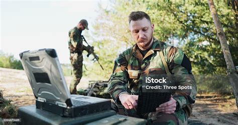 진지하고 경험 많은 육군 사령관이 현장에 앉아 군 기지 책임자와 화상 대화를 나누고 임무 세부 사항 보안 예방 조치 및 기밀 정보에 대해 논의합니다 태블릿에 대한 스톡 사진