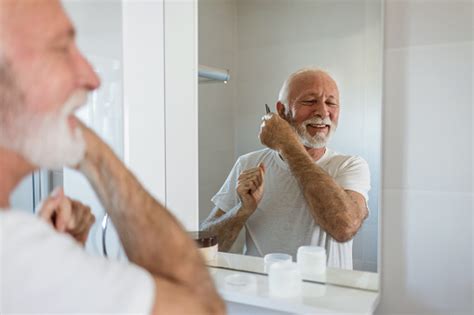 수염 빗 성숙한 남자와 얼굴은 성장 유지 이발 청소 및 건강한 스킨 케어를 제공합니다 남성 모델 얼굴 및 빗질 헤어 케어는 미용 미적 패션 또는 화장품을 관리합니다 60