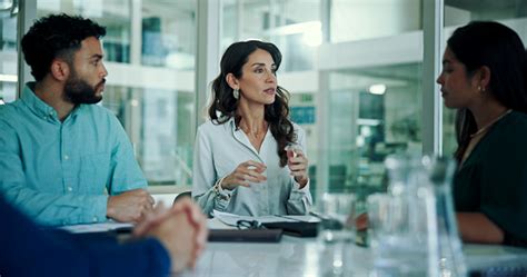 사무실에서 여성과 만나는 회의 계획 및 비즈니스 사람들 프로젝트 관리에 대한 토론 및 제안 성장 개발 및 팀 회의실에서 워크샵 연대 및 전략 아이디어 20 24세에 대한