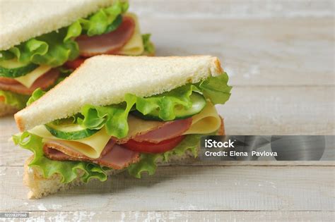 흰 빵으로 만든 햄과 치즈를 곁들인 샌드위치 텍스트의 여유 공간입니다 0명에 대한 스톡 사진 및 기타 이미지 0명 건강한 생활방식 고기 Istock