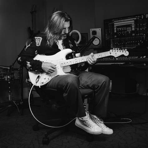 Juanes Estren Nacimos Solos Primer Sencillo De La Serie Zorro El Sumario