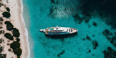 yacht de luxe qui accoste sur une plage paradisiaque avec eaux