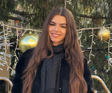 Mădălina Cernat A Lansat O Piesă De Crăciun Solista Este Cea Care A