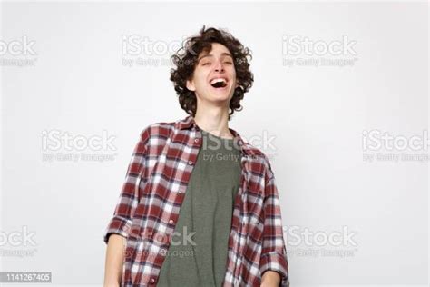 쾌활 한 재미 웃 고 있는 젊은 남자의 초상화는 서 서 스튜디오에서 흰색 벽 배경에 고립 된 카메라를 찾고 있습니다 사람들은