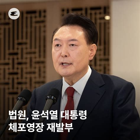 에스콰이어 코리아 제작지원 스토리로 짧게 공개했던 것처럼 이달 커버의 주인공은 스트레이키즈 현진입니다 오랜만에 돌아온 흑발 때문이었을까요 카메라 앞에 선 그의