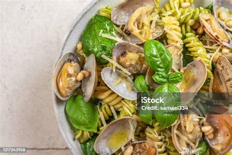 파스타 푸실리 해산물 봉골레 시금치 파마산 치즈 소나무 견과류로 만든 샐러드 위쪽 보기 가리비에 대한 스톡 사진 및 기타 이미지 Istock