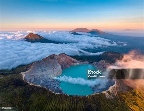 Mengungkap Misteri Api Biru Dan Kehidupan Di Tengah Gunung Berapi Yang Aktif Berita Seleb