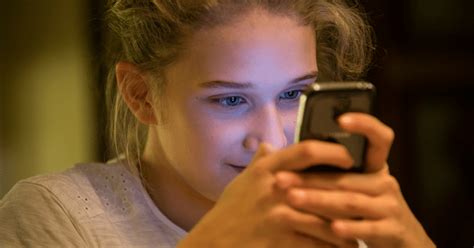 16 Year Old Niece Steals Aunts Phone To Play Divorce Prank On Uncle Protests When They Want To