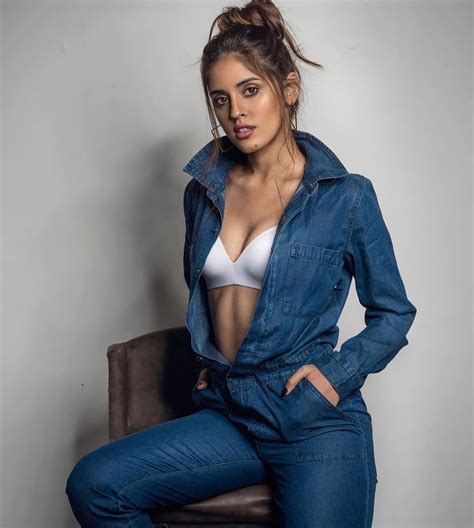 Photos டைட் டிரஸ்ஸில் ஸ்டைலாக போஸ் கொடுத்த அஞ்சலி வர்மா கலக்கலான