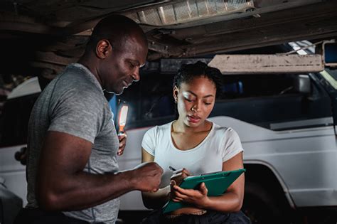두 명의 정비사가 차고에서 자동차 아래 부품을 검사하고 체크리스트합니다 수리 자동차 서비스 개념 검사 보기에 대한 스톡 사진 및 기타 이미지 Istock