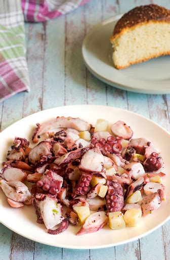 문 어 샐러드 그리고 감자 소박한 나무 배경에서 지중해 음식 문어에 대한 스톡 사진 및 기타 이미지 문어 샐러드 굽기 Istock