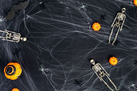 해피 할로윈 어두운 배경입니다 검은 색에 주황색 호박 뼈 해골 거미 박쥐 및 거미줄이있는 평평한 구성 파티 초대장 또는 복사 공간이 있는 인사말 카드 10월에 대한 스톡