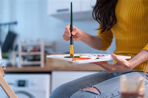 페인팅 보드에 색칠 재능있는 여성의 손 예술가의 클로즈업 매력적인 아름다운 여성 드로잉 아트 그림 수채화 페인트와 브러시로 작품을 만드는 것은 집에서 창의력 활동을 즐길 수