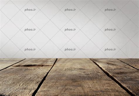 عکس تخته چوب قدیمی از نمای نزدیک در پس زمینه خاکستری عکس با کیفیت و