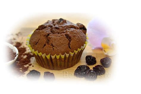 Вологі шоколадні мафіни з вишнею на молоці Bene Gusto
