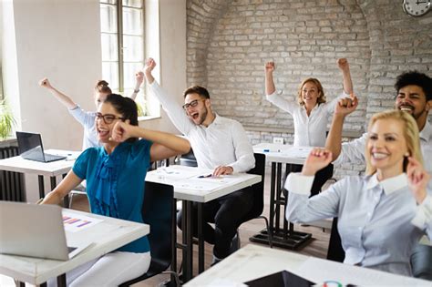 프레젠테이션 중 소프트웨어 엔지니어링 및 비즈니스를 학습 하는 성공적인 행복 그룹 개념에 대한 스톡 사진 및 기타 이미지 개념 개발 경영자 Istock