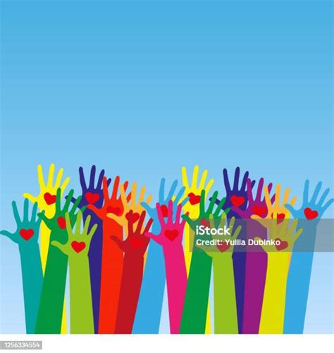 붉은 마음으로 인간의 손을 들어 올렸다 자선 자원봉사 및 기부의 개념 아이들의 손은 심장 기호를 들고 있다 가난한 사람들을 사랑통해 순수함과 희생이 주어집니다 손에 대한