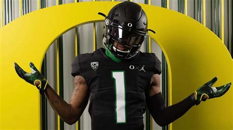Oregon Recruiting Oregon Giving 5 Star Lsu Wr Commit Dakorien Moore Plenty To Think About