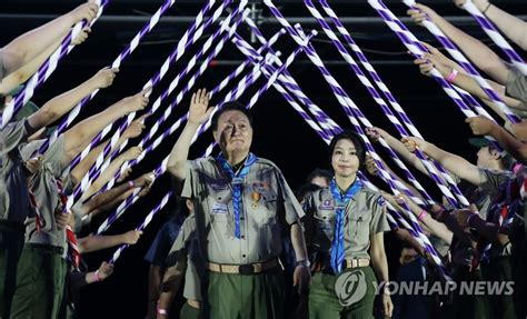 장문례 받으며 입장하는 윤석열 대통령 부부 연합뉴스