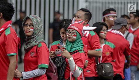Foto Sambil Nyalakan Flare Ribuan Suporter Timnas Indonesia Datangi