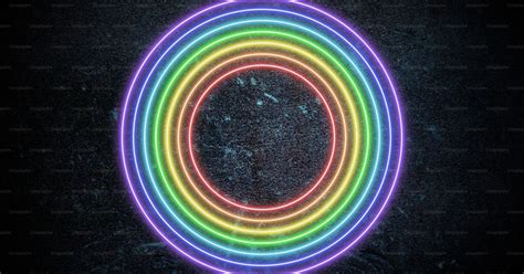 빛나는 하늘 동그라미 신스 웨이브 레트로 웨이브 증기파 미래 지향적인 미학 빛나는 네온 스타일 가로 벽지 배경 광고 제안 밝은 색상 및 연기 네온 효과에