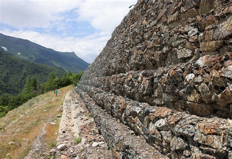 საავტომობილო ზუგდიდი მესტიის დამაკავშირებელ გზაზე სტიქიისგან დაზიანებული ცალკეული