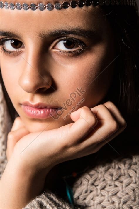 사진을 위해 포즈를 취하는 아름다운 갈색 머리 소녀의 초상 사진 무료 다운로드 Lovepik