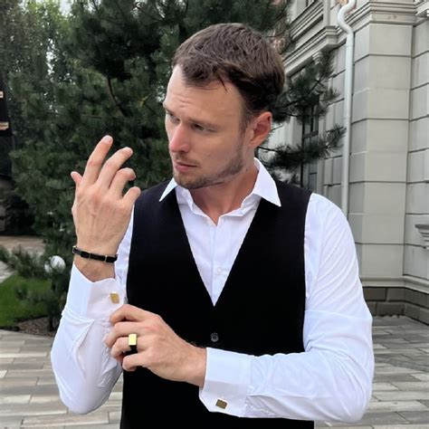 Мужской золотой браслет с каучуком