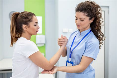 의사는 현대 클리닉에서 골다공증 치료 운동을 젊은 여성을 가르치고 있습니다 근육 재활 물리 치료 중 여성 환자를 돕는 물리