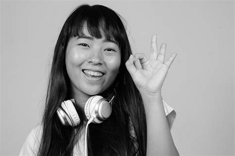 흑인과 백인에 회색 배경 젊은 아시아 여자의 스튜디오 샷 20 24세에 대한 스톡 사진 및 기타 이미지 20 24세 20 29세 레저 활동 Istock