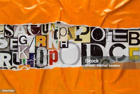 신문 잡지 편지와 숫자로 클리핑에서 콜라주에 찢어지고 구겨진 오렌지 종이 잡지에서 잘라 알파벳 문자에 찢어진 오렌지 종이 추상적